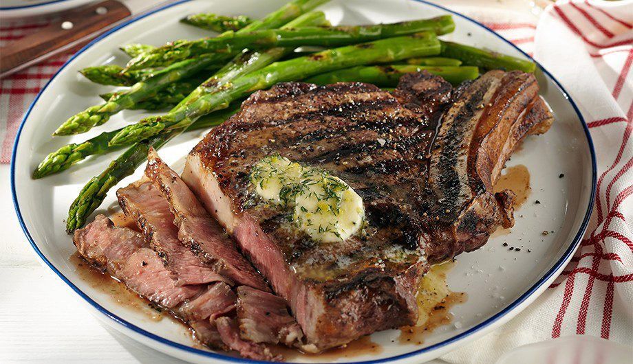 Biftecks de côte façon steakhouse, beurre citron-aneth et asperges ...